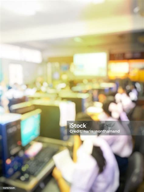 학생 들의 그룹의 흐린 이미지는 학습과 강의 및 학교에서 컴퓨터 룸에서 공부 워크샵을 위한 교실에서 함께 컴퓨터를 사용 하 고
