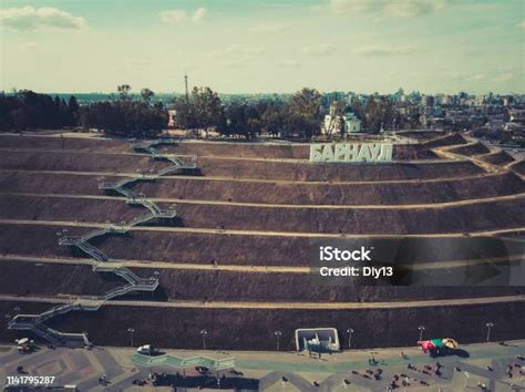 상단에 러시아 도시의 이름 바르나울 철자 편지와 언덕에 잘 계획 된 레크리에이션 관광 영역 도시 산책과 레크 리에이 스를 위한 준비 된 도시형 업 랜드 풍경 0명에 대한