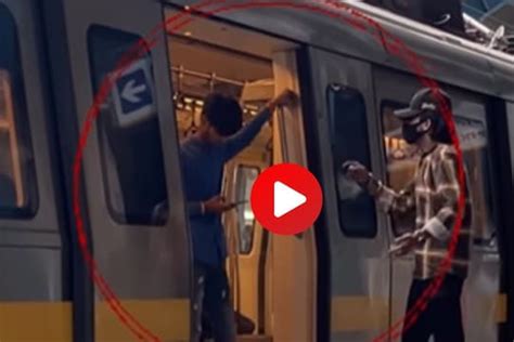चालत्या मेट्रोमधून चोराने असा चोरला फोन Video पाहून सगळेच राहिले