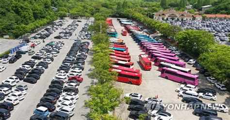 나들이객 차량으로 가득 찬 주차장