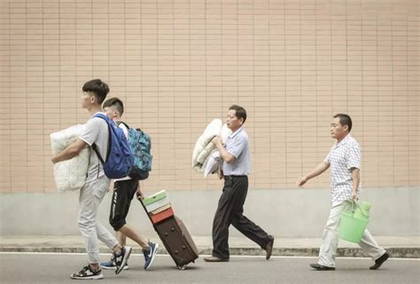 送孩子上大学图片背影送孩子上学的图片大山谷图库