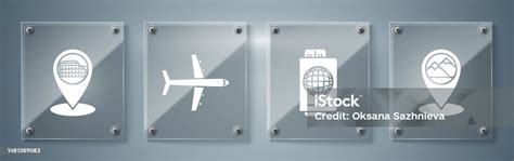 산이 있는 지도 포인터 티켓이 있는 여권 이탈리아 로마의 콜로세움이 있는 비행기 및 지도 포인터를 설정합니다 정사각형 유리 패널