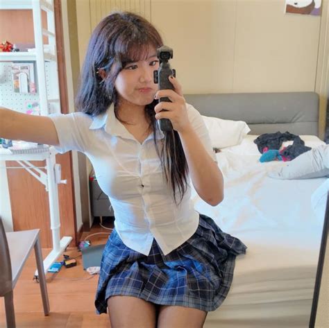 賈靜雯19歲愛女「上圍撐開扣子」！ 梧桐妹短裙配黑絲好養眼 娛樂 中時新聞網