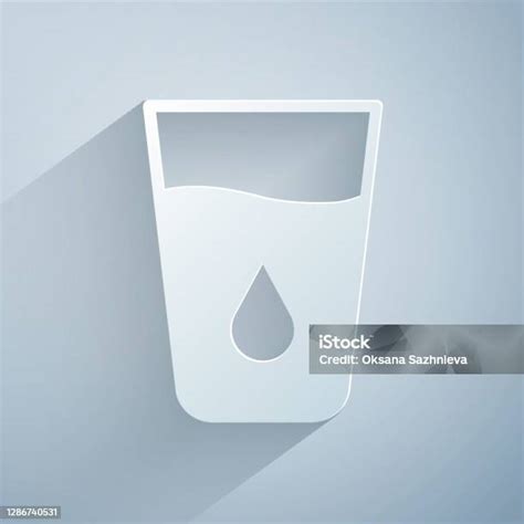 회색 배경에 격리 된 물 아이콘으로 종이 잘라 유리 소다 유리 종이 아트 스타일 벡터 0명에 대한 스톡 벡터 아트 및 기타 이미지 0명 3차원 형태 가득 찬 Istock