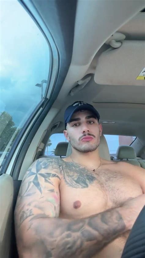 Muscles Shows Off ThisVid