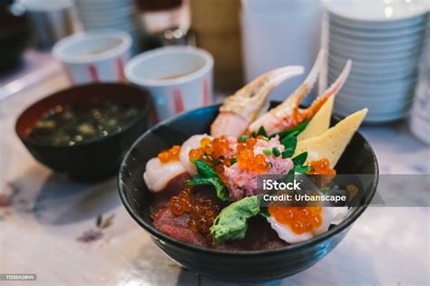 Chirashi 스시 돈 또는 사시 미 부리 일본 해산물 덮밥 얹은 혼합 원시 참치 생선 연어 알 가리비 Engawa 게 발톱 고기와 사비를 Hotate 일본 유명한 전통