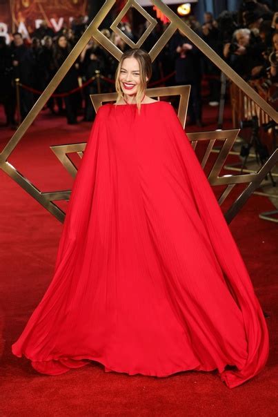 Брэд Питт и Марго Робби в платье Valentino перед премьерным показом фильма «Вавилон — Лондон