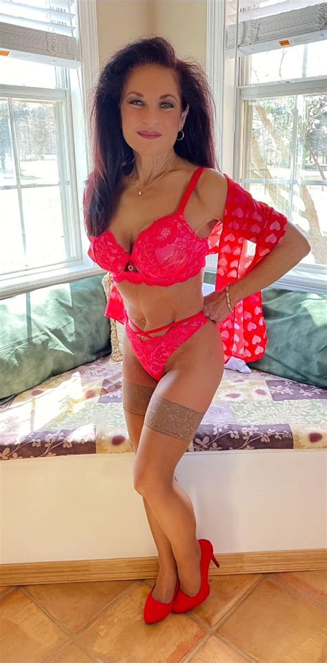 Happy MILF Monday From This Female Mom Over Scrolller