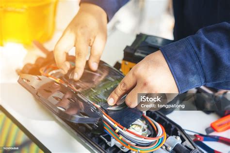 광섬유 케이블 인터넷 신호 접합 및 장비를 이용한 와이어 연결 광학 라인 용접기 광섬유 납땜 Isp 엔지니어의 융합 고객 서비스 담당자에 대한 스톡 사진 및 기타 이미지