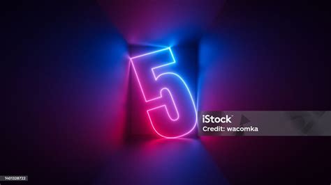 3d 렌더링 핑크 블루 네온 넘버 파이브 자외선으로 빛나는 사각형 상자 내부의 디지털 심볼 Led 조명에 대한 스톡 사진 및