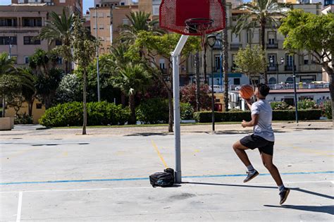 도시 법원에서 거리 농구를하는 젊은 무슬림 남자 훈련 및 스포츠 개념 18 19세에 대한 스톡 사진 및 기타 이미지 18 19세 개념 거리 Istock