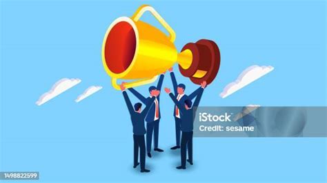 팀 성과 팀 우승 트로피 비즈니스 목표 달성을 위한 팀워크 거대한 트로피를 들어 올리는 아이소메트릭 4명의 사업가 등측투영법에