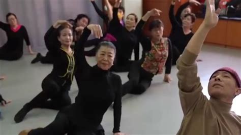 舞动疗愈是一种运用舞蹈动作带动身体放松从而帮助人们释放心中压抑的情绪与周围人建立良好关系的心理疗愈活动 高清1080P在线观看平台 腾讯视频