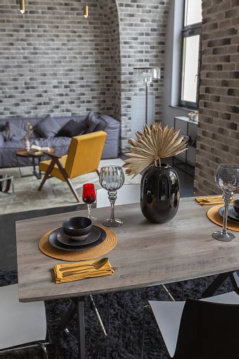 밝은 악센트가있는 중세 성 스타일의 아치가있는 잔인한 아파트 인테리어의 현대적인 고급 디자인 밝은 색상 요소가있는 테이블 설정의 닫기 보기 0명에 대한 스톡 사진 및 기타