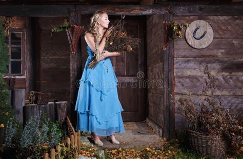Красивейшая блондинка в голубом платье Стоковое Изображение изображение насчитывающей