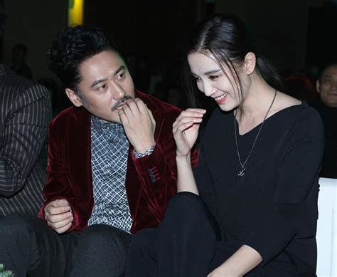 吴秀波曾在活动上和邻座女演员热聊 一旁黄海波无人搭理备受冷落
