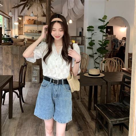 레이스 진주단추 블라우스 코디하기 좋은 여름 러블리 프릴 밑단 브이넥 퍼프소매 반팔 자수 화이트 면 일자핏 미디 흰 청순