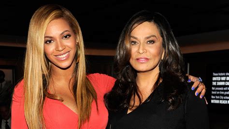 Beyoncés Mom Tina Knowles Cuts Her Daughters Hair — Video Allure