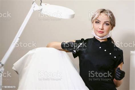 의료 미용 클리닉에서 사무실의 배경에 주사기와 화장품 젊은 여성 친화적 인 미용사 의사의 초상화입니다 입술 주입 개념 건강관리와 의술에 대한 스톡 사진 및 기타 이미지