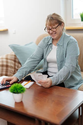 행복한 백인 여자는 계산기로 서류 작업과 은행 청구서 회계를 하는 국내 돈 비용을 계산 가계에 대한 스톡 사진 및 기타 이미지 가계 가정의 방 걱정하는 Istock