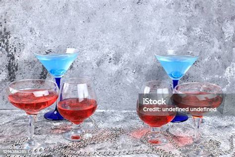 레모네이드 와인 샴페인 그루그 또는 마티니와 함께 회색 콘크리트 테이블 바 컨셉 휴일 파티에 안경을 쓴 다양한 알코올 칵테일 레스토랑에 대한 스톡 사진 및 기타 이미지