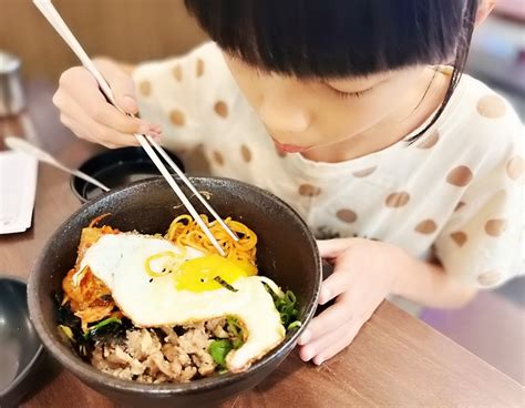 台中火車站平價韓式料理鍋會長 白飯小菜時蔬飲料冰淇淋無限量供應CP值極高的韓式料理半半海鮮煎餅推薦必點海鮮泡菜兩種口味各