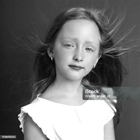 밝은 붉은 머리를 가진 노르웨이 소녀 긴 머리와 아름 다운 큰 파란 눈을 가진 아름 다운 빨간 머리 소녀 빨간 머리 여자 아이 여름 옷 올리브 색상의 배경에 포즈 건강한