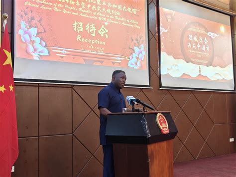 利比里亚大学孔子学院师生应邀参演驻利比里亚使馆龙年新春暨尹承武大使到任招待会 外国语学院