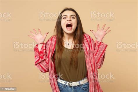 캐주얼 옷에 미친 젊은 여자의 초상화 손을 확산 스튜디오에서 파스텔 베이 지 배경에 고립 된 입을 넓게 열어 유지 사람들은 진심으로 감정 라이프 스타일 개념입니다 복사