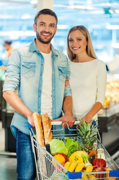 Casal Fazendo Compras Mercado Imagens Download Grátis No Freepik