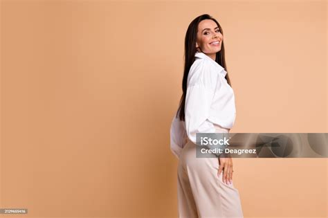 프로필 초상화 사랑 스런 쾌활 한 사람 이빨 미소 포즈를 취하는 빈 공간 광고 고립 된 베이지 색 배경 30 34세에 대한 스톡 사진 및 기타 이미지 Istock