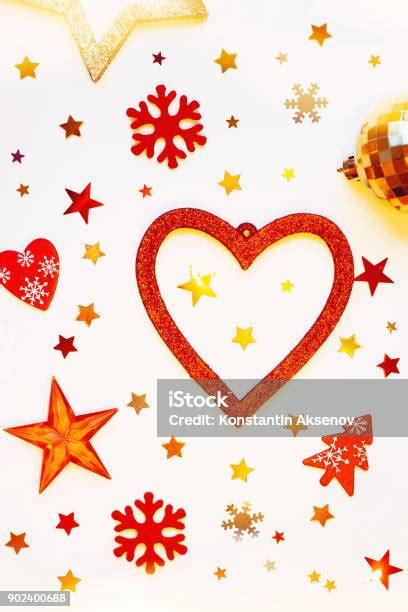 장식 및 전구 크리스마스와 새 해 휴일 배경 빨간색과 골든 하트 빛나는 공 펠트 눈송이 및 스타 색종이 평면 위치 최고 볼 수 있습니다 공 스포츠 장비에 대한 스톡 사진 및