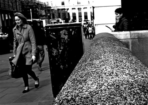 배경 화면 화이트 검은 단색화 거리 그림자 벽 도로 사진술 흡연 돌 아스팔트 하부 구조 보행자 검정색과 흰색 소녀 Bw 인간의 스타일