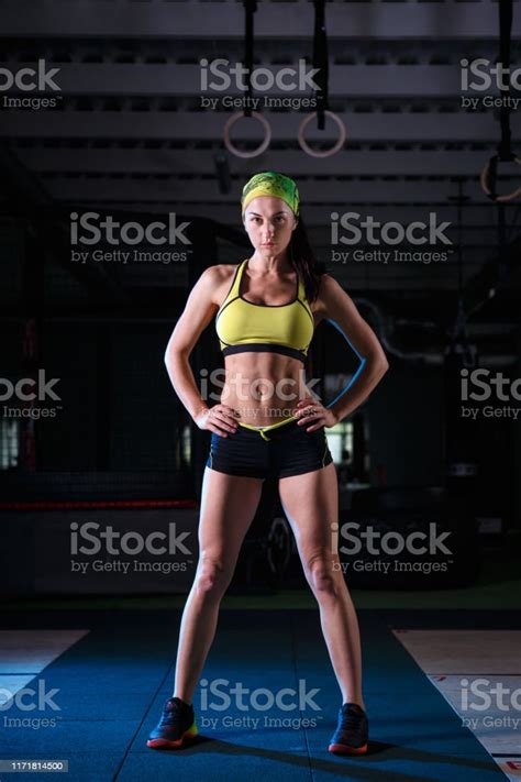 아름 다운 강한 날씬한 운동을 하 고 체육관에서 좋은 신체 모양 짧은 반바지와 탱크 탑 그린 머리 붕대에 옷을 입고 T 셔츠에 대한 스톡 사진 및 기타 이미지 Istock