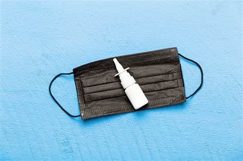 파란색 배경에 비강 스프레이 및 얼굴 마스크 보호 맨 위 보기 0명에 대한 스톡 사진 및 기타 이미지 0명 감기와 독감 개념 Istock