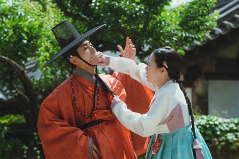 Lim Ji Yeon And Choo Young Woo Are Both Hiding Their True Identities In