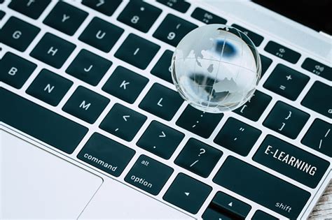 온라인 교육 기술 개념 학습 단어러닝에 유리 지구 지구에와 컴퓨터 노트북 키보드 언제 어디서 나 인터넷 월드 와이드를 통해 거리 연구의 주요 버튼 입력 결정체에 대한 스톡