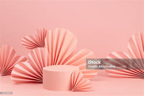 로맨틱 한 추상무대 는 중국 스타일의 모형 원형 연단 파스텔 핑크 색상의 장식으로 분홍색 갈비뼈 종이 하트 프리젠 테이션 화장품 광고 디자인을위한 부드러운 장면 템플릿