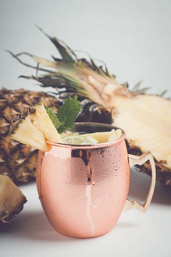 찬 파인애플 소박한 배경에 구리 찻잔에서 칵테일 모스크바 뮬 0명에 대한 스톡 사진 및 기타 이미지 0명 Moscow Mule Cocktail 고명 Istock