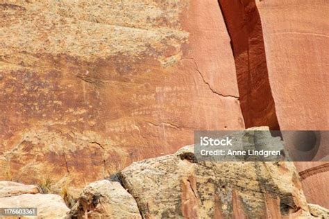 고대 프리몬트 사람들 암각화는 우탄 의 국회 의사당 리프 국립 공원의 사암 벽에 자신의 존재를 인식하게 0명에 대한 스톡 사진 및 기타 이미지 Istock