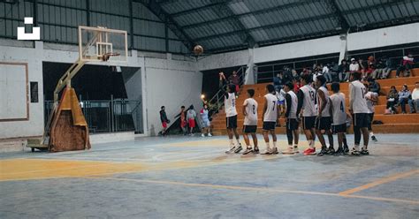 농구 코트 주변에 서 있는 한 무리의 남자들 사진 Unsplash의 무료 푸에르토 말도나도 이미지