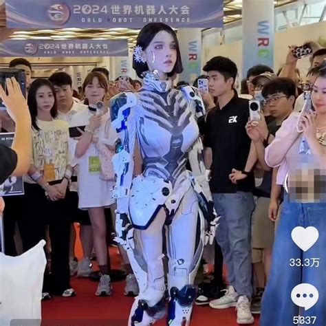 有观众伸手触摸”，仿生机器人展台混入真人模特？主办方回应人形机器人世界机器人大会北京市网红女模特新浪新闻