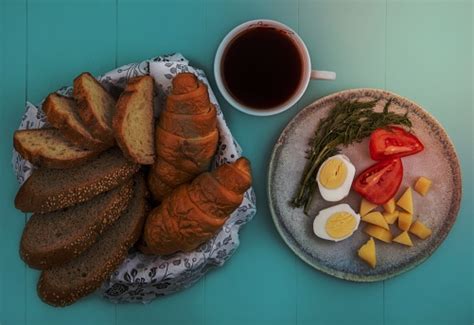 파란색 배경에 차와 빵 한잔이 있는 계란 토마토 감자와 딜로 설정된 아침 식사의 상위 뷰 고기에 대한 스톡 사진 및 기타 이미지 고기 딜 허브 레스토랑 Istock