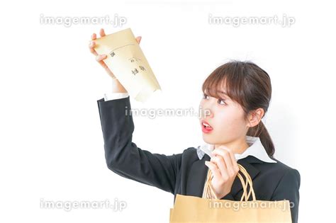 給与に不満を抱く女性ベースアップ春闘イメージの写真素材 174541452 イメージマート