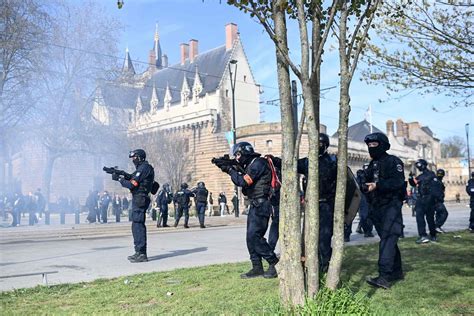Touché Par Un Tir De Lbd Un Manifestant Perd Un Testicule Lors Dune