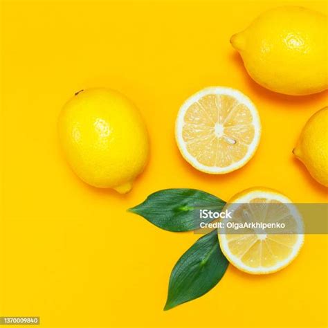 밝은 노란색 배경에 잘 익은 육즙 레몬과 녹색 잎 레몬 과일 감귤류 최소한의 개념 비타민 C 크리에이티브 여름 음식 미니멀 한 배경 평평한 평지 상단 보기 복사 공간