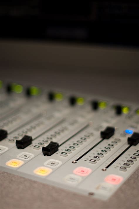 무료 이미지 음악 과학 기술 화이트 색깔 간단한 기계 장치 Dj 라디오 닫다 전자 제품 믹서 소리 혼합