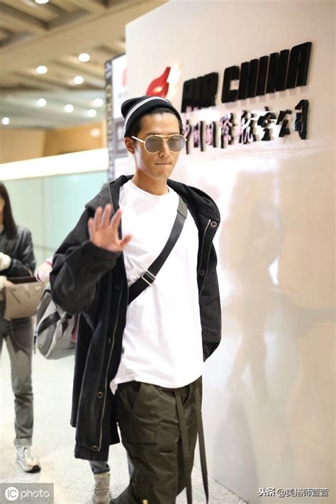 窦骁穿白色上衣搭工装裤潮流感十足搭黑色外套走路自带气场 标件库
