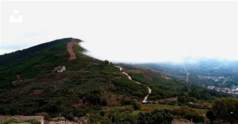 그 위에 매우 높은 언덕이있는 큰 언덕 사진 Unsplash의 무료 안개 이미지