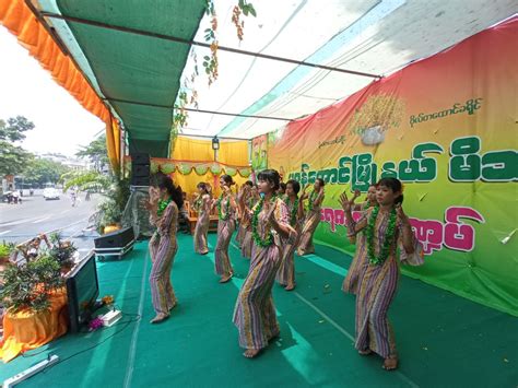 ပုဇွန်တောင်မြို့နယ်၌ သင်္ကြန်အတက်နေ့တွင် ပြည်သူများ ပျော်ရွှင်စွာရေကစားပြီး အေးချမ်းစွာသင်္ကြန်ပ